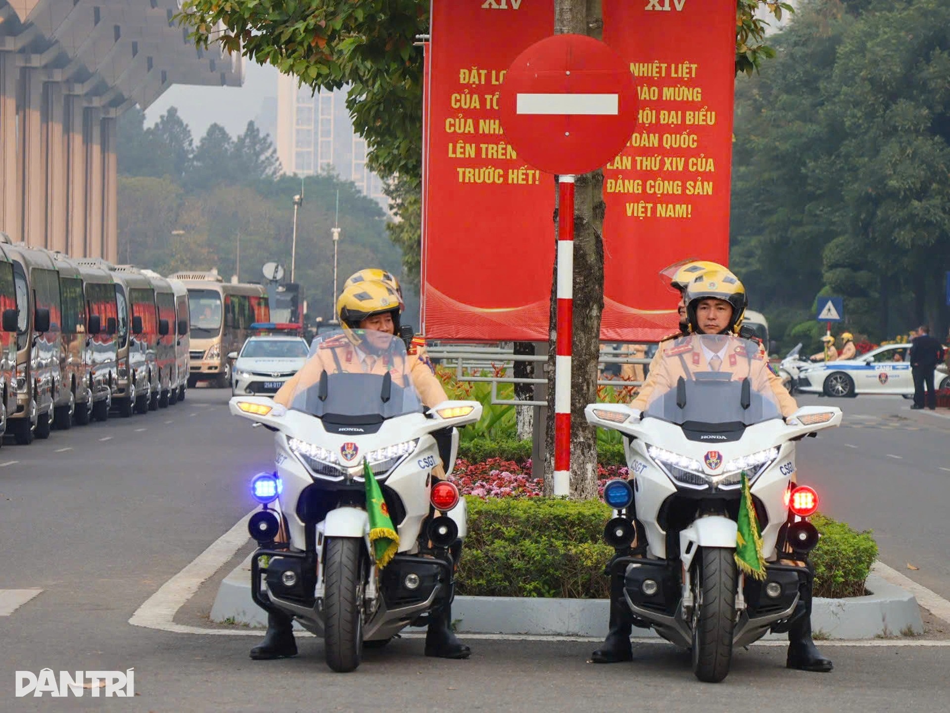 Hanoi Traffic Police rehearse motorcade plans for 14th Party Congress ...