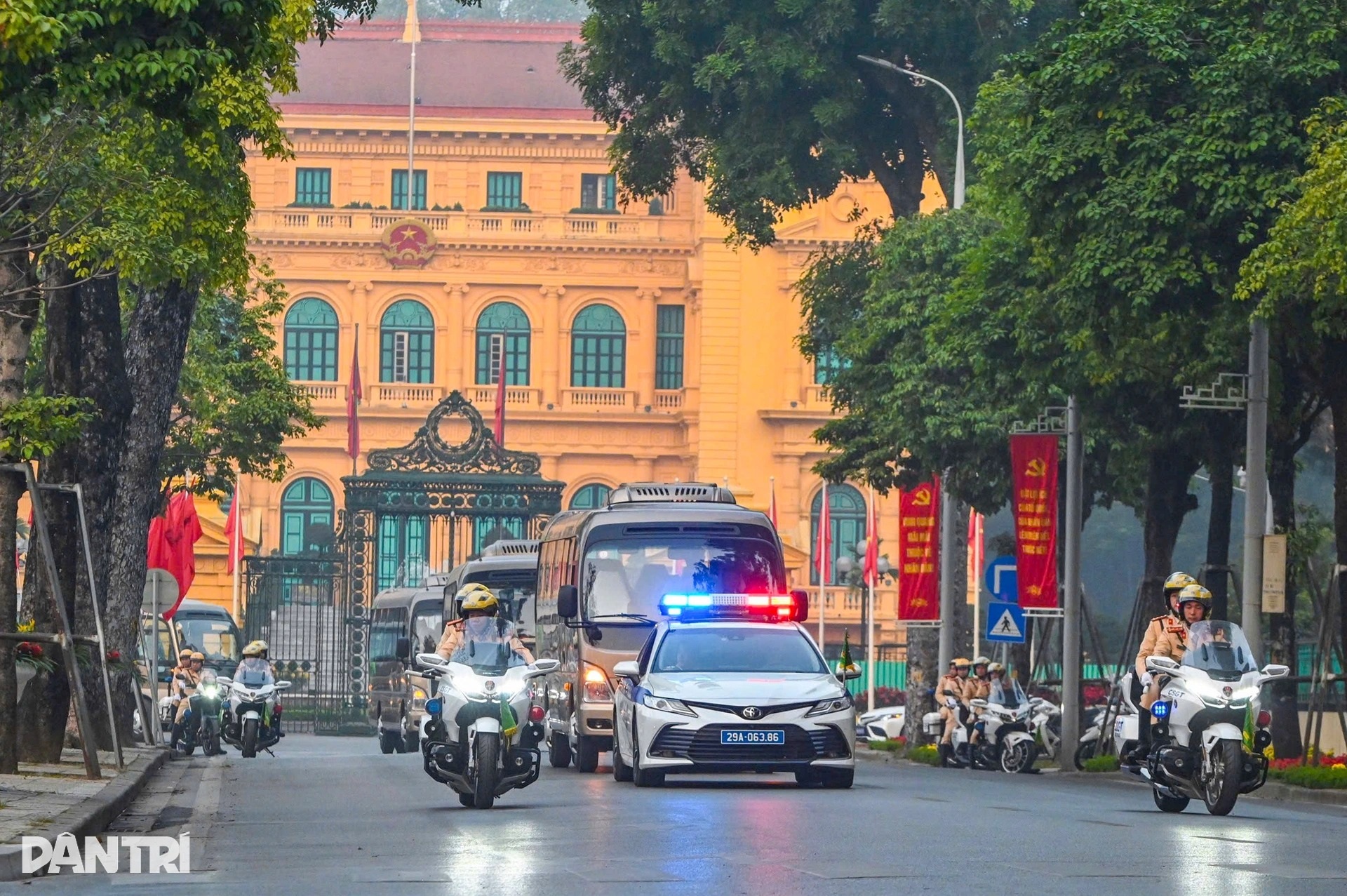 Hanoi Traffic Police rehearse motorcade plans for 14th Party Congress ...