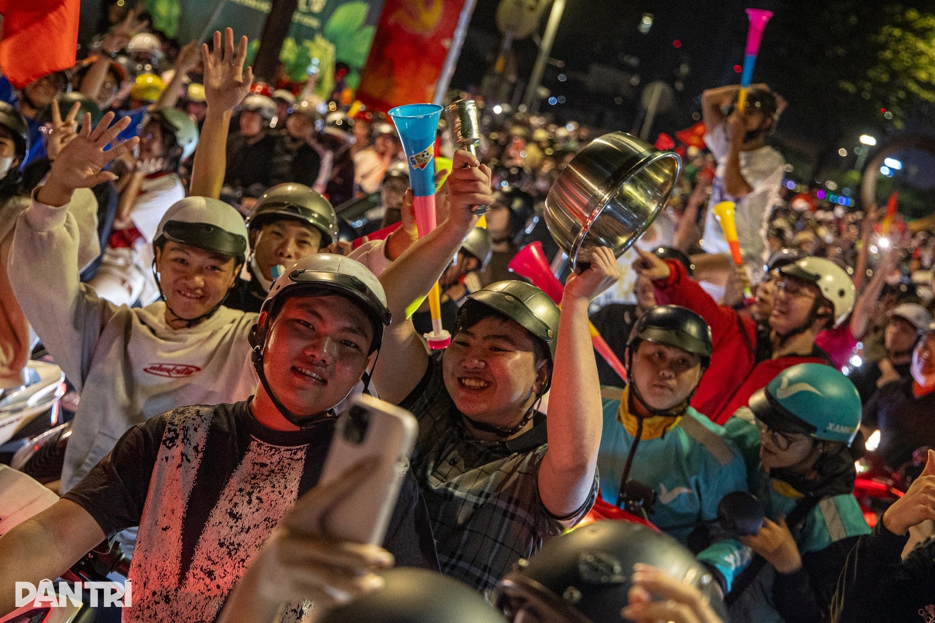 Vietnamese football fans celebrates as U23 team reach Asian Cup semi-finals