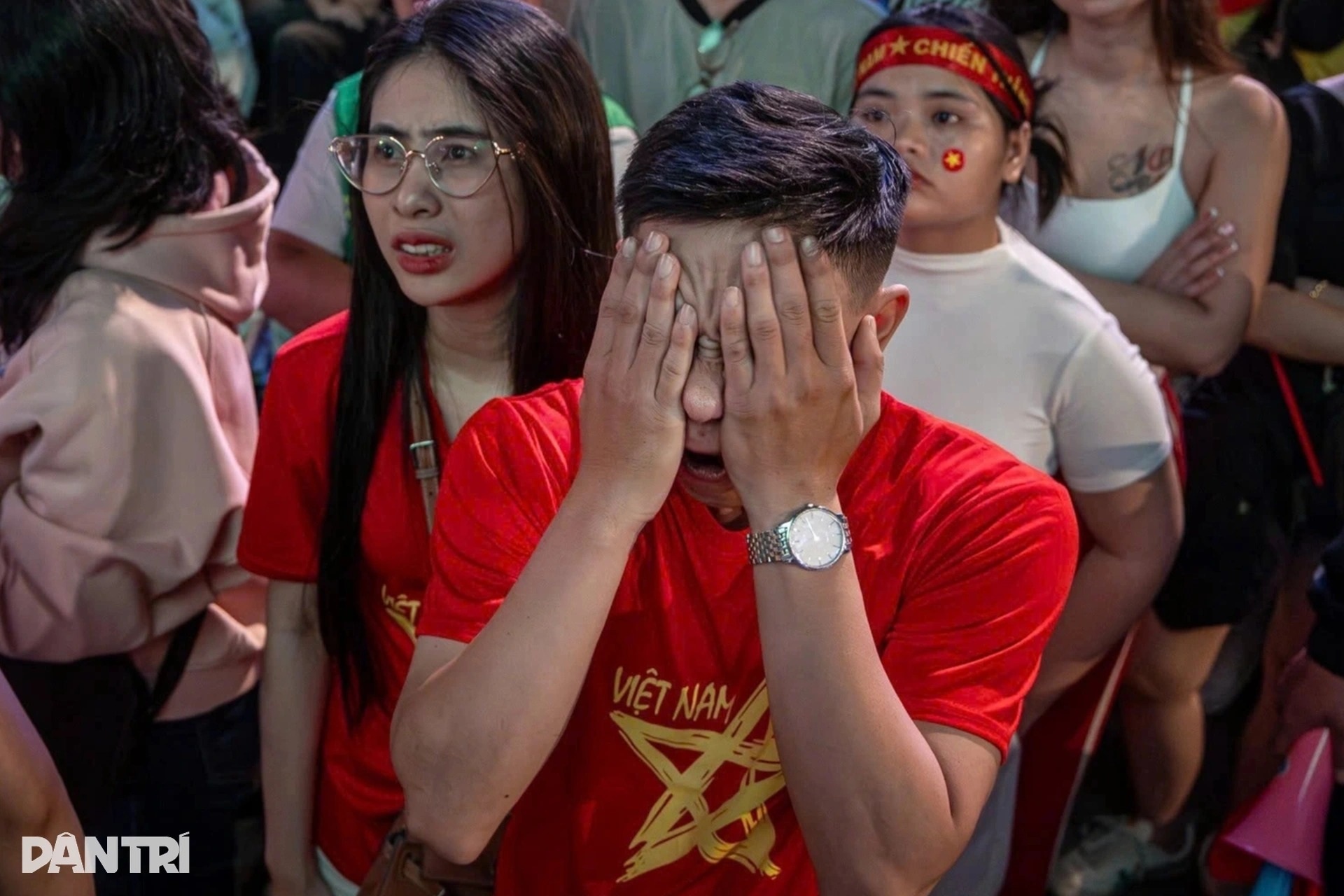 Vietnam fans in tears after U23 loss to China at Asia semis