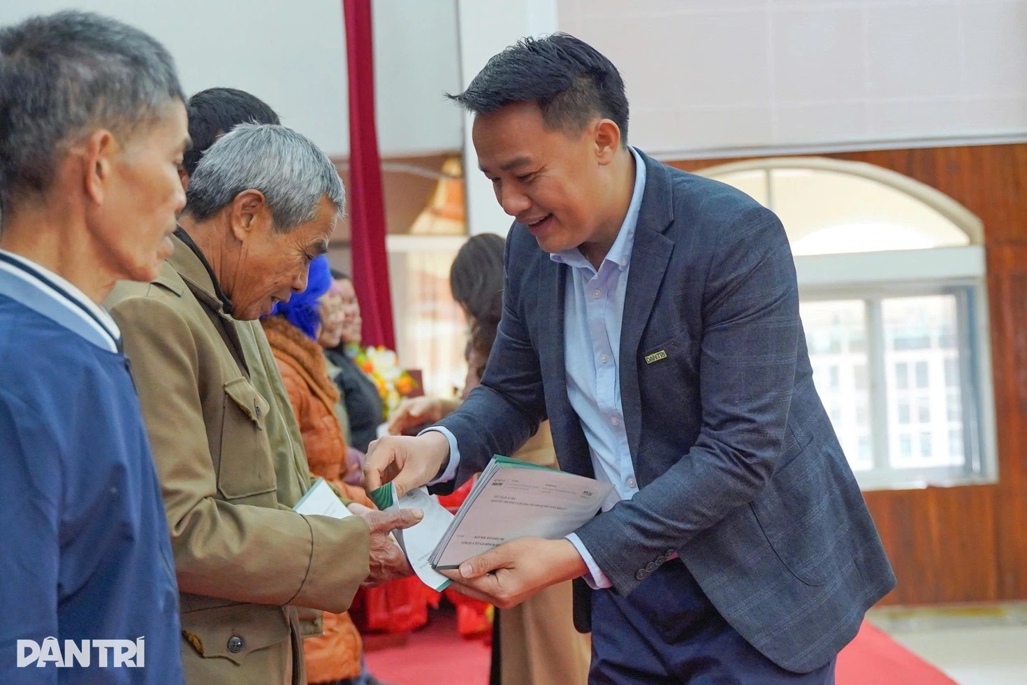 Dantri Newspaper delivers Tet gifts to flood-hit families in Cao Bang