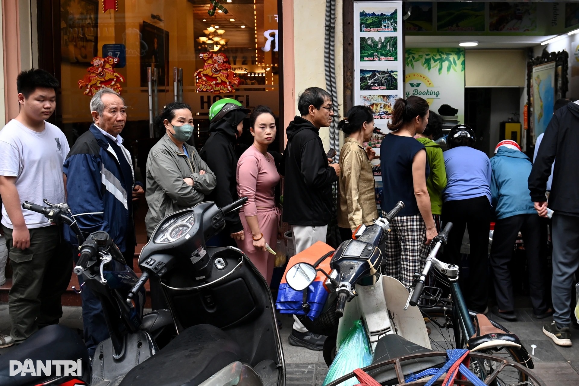 Hanoi Old Quarter sees long queues for full moon offerings