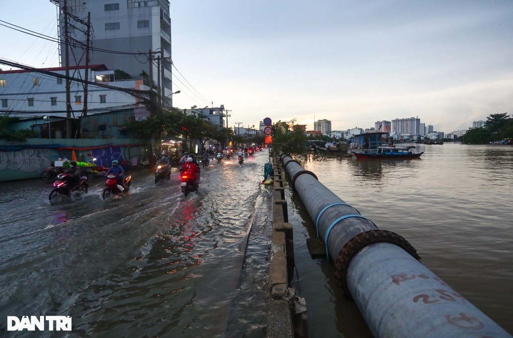 HCM City reports 57 severe flooding hotspots | DTiNews
