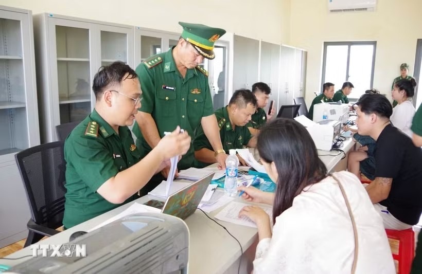 Vietnam receives 18 citizens repatriated from Cambodia | DTiNews