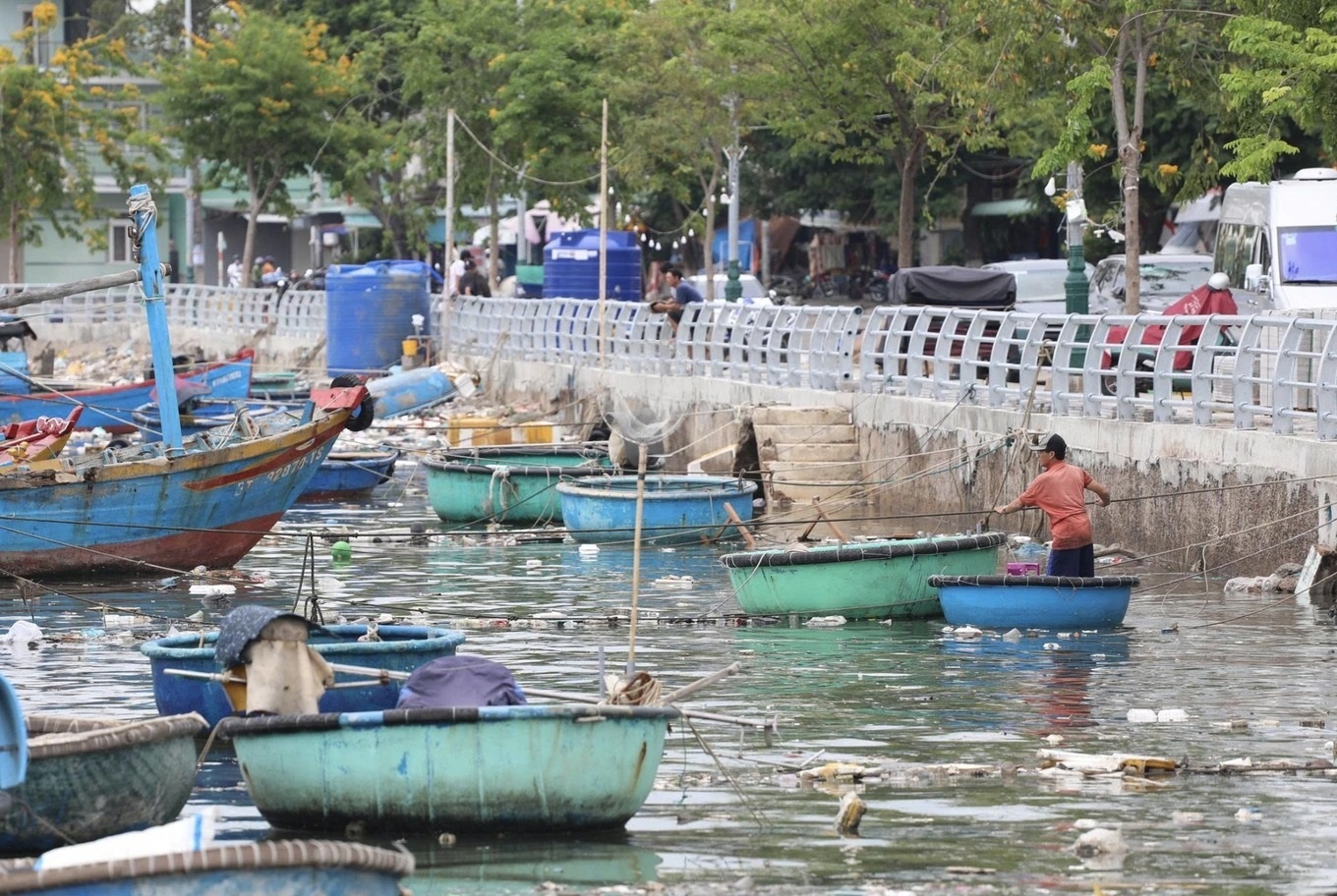 Floating waste pollutes Ca Ty River in Phan Thiet | DTiNews