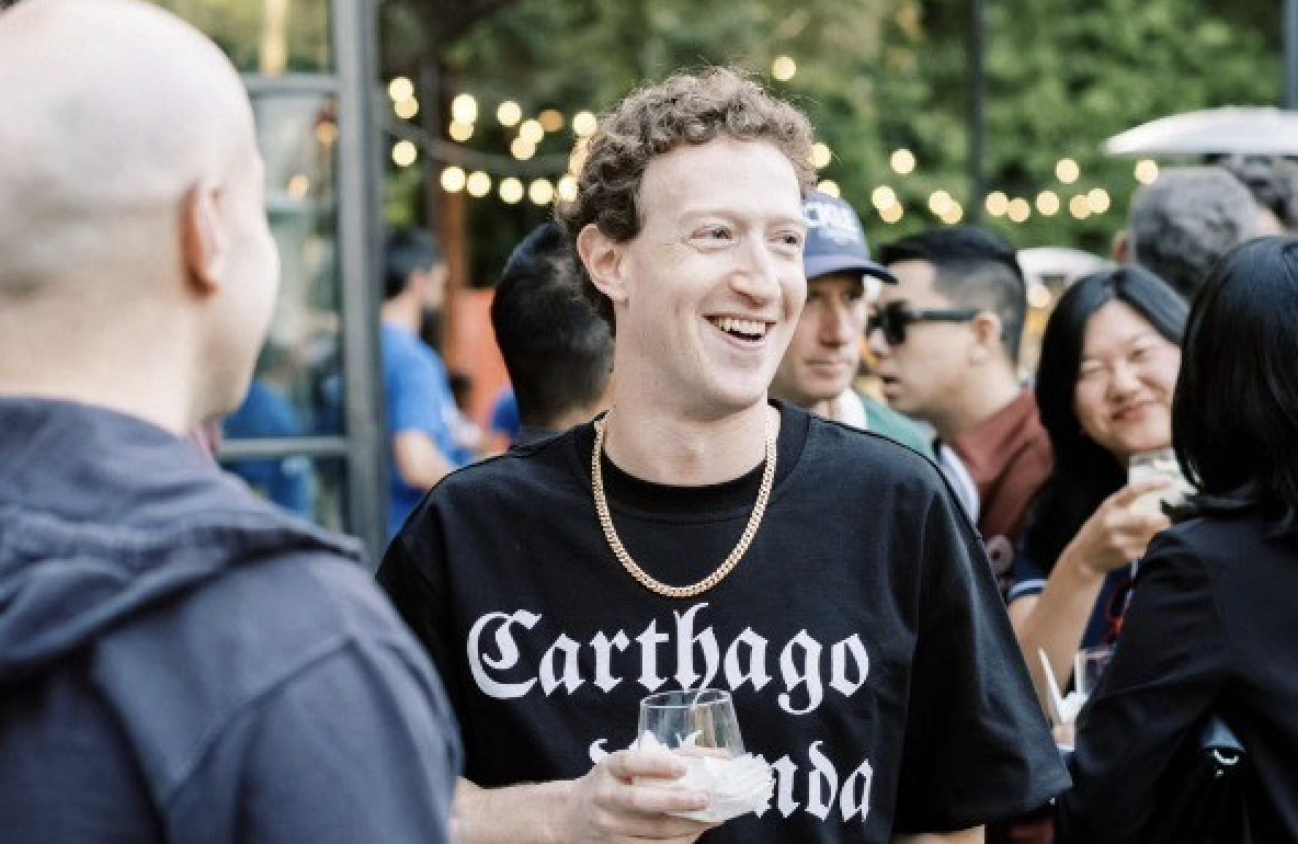 Ông chủ Facebook muốn bán áo phông tự thiết kế | FICA