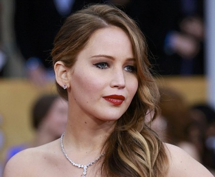 “Cô đào” Jennifer Lawrence bị rách váy khi lên nhận giải | Báo Dân trí