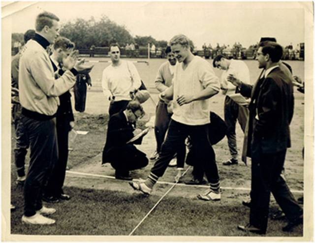 Thiếu tiền mua vé máy bay bèn tự gửi mình về quê bằng đường bưu kiện ...