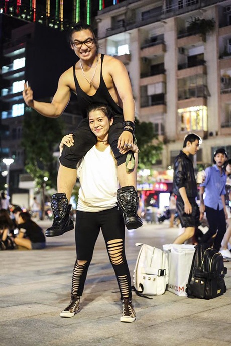 Cô nàng “Héc-quyn” kiệu bạn trai 80kg trên vai khiến dân mạng kinh ngạc ...