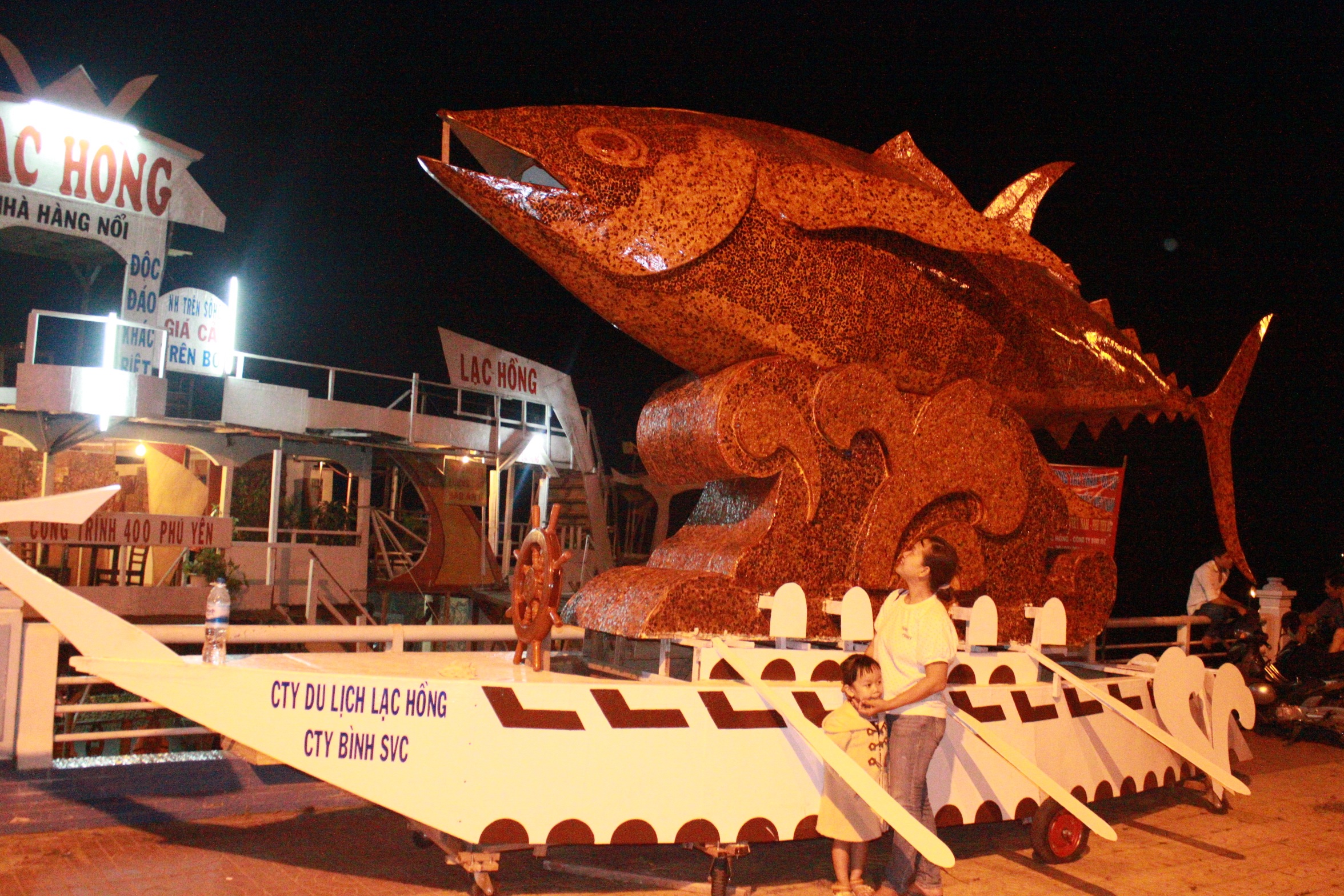 Chiêm ngưỡng tác phẩm Bò Gù “khủng” kỷ lục Việt Nam | Báo Dân trí