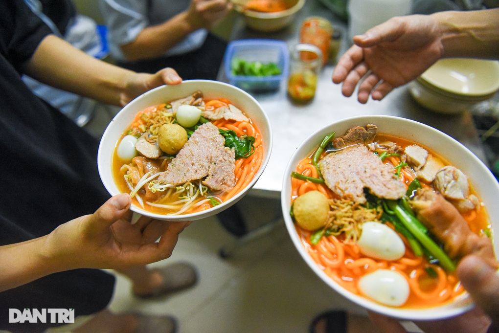 Quán bún đỏ hương vị Tây Nguyên độc lạ ở Hà Nội | Báo Dân trí