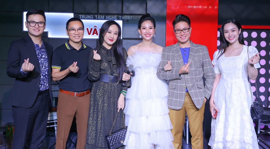 MC Mỹ Vân đọ dáng xinh đẹp bên MC Hoài Anh | Báo Dân trí