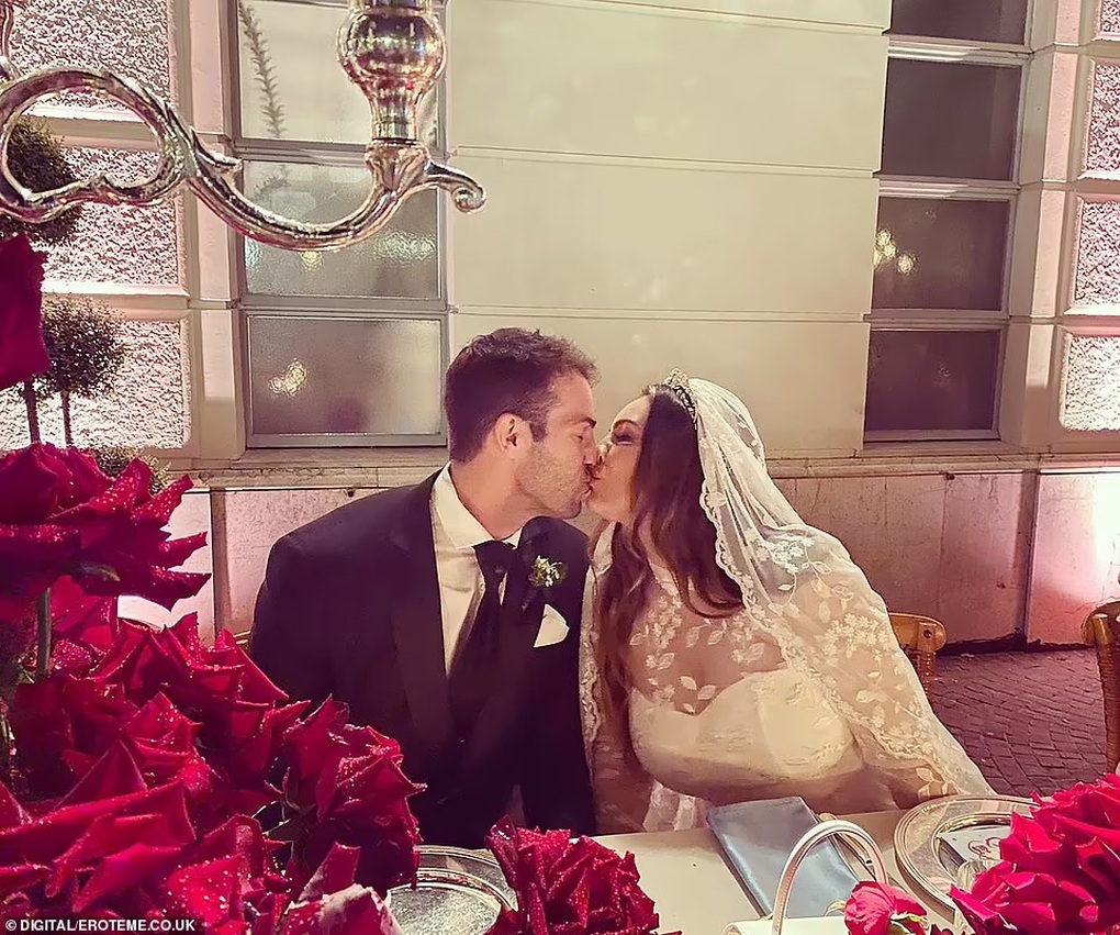 Ở tuổi 43, biểu tượng gợi cảm Kelly Brook cưới chồng trẻ | Báo Dân trí