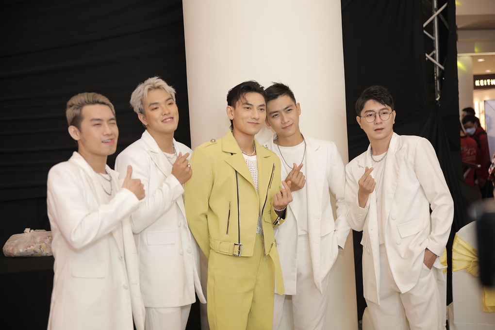 Isaac tái xuất và biểu diễn sôi động | Báo Dân trí