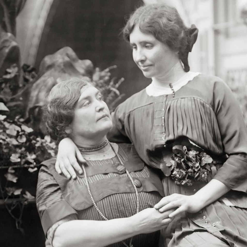 Câu chuyện xúc động về nữ giáo viên Mỹ giúp trò khiếm thính có bằng cử ...