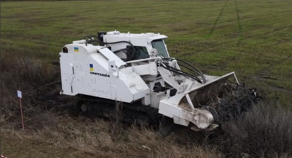 Xe bọc thép rà mìn mới trong biên chế quân đội Ukraine | Báo Dân trí