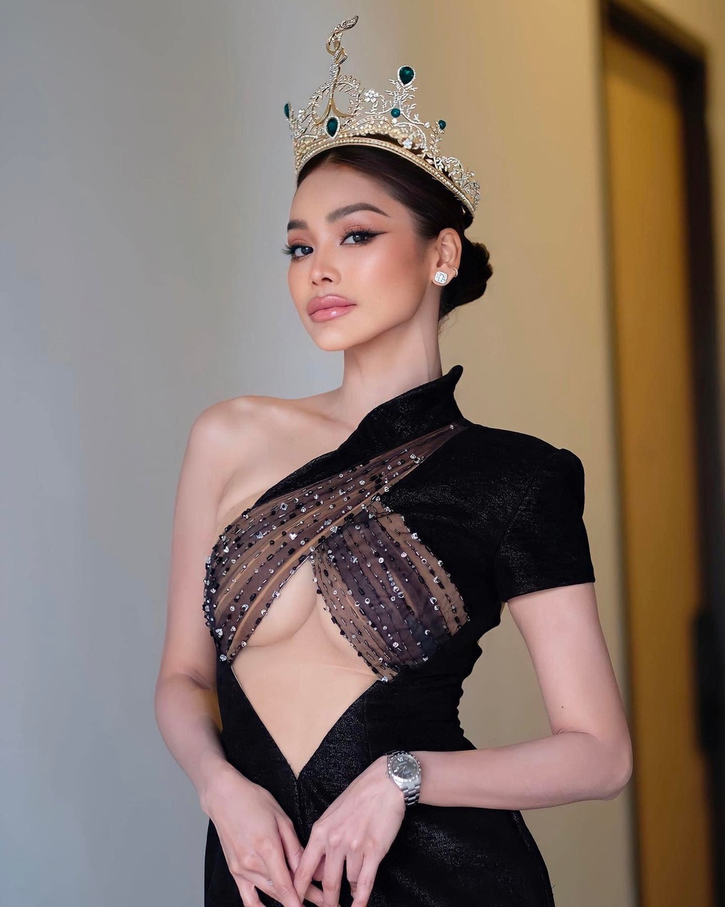 Phong cách gợi cảm, chuộng khoe thân của Á hậu Hòa bình Engfa Waraha | Báo Dân trí