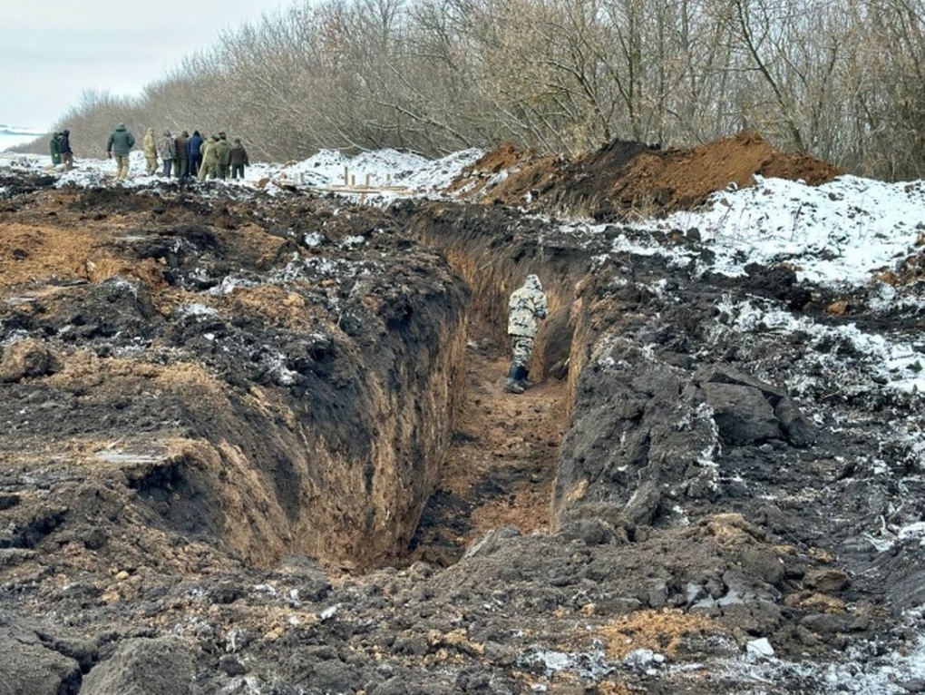 Nga đào chiến hào, dựng chướng ngại vật dọc biên giới Ukraine | Báo Dân trí