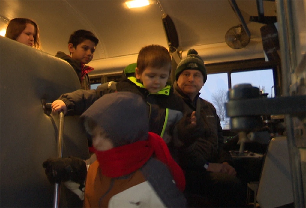 Người quản lý trường học tại Mỹ tự nguyện lái xe bus chở học sinh | Báo ...