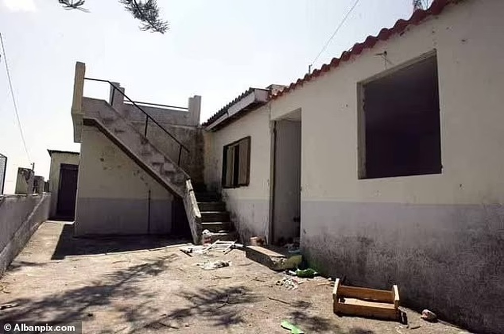 Cristiano Ronaldo: Từ cậu bé quét rác và xin đồ ăn tới danh thủ tỷ phú ...