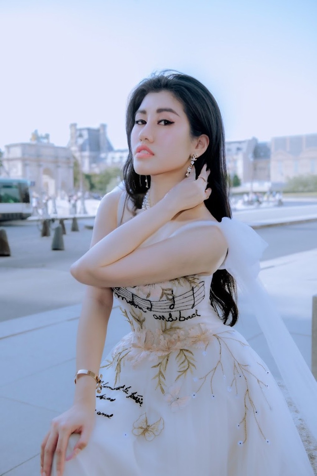 Hoa hậu Emily Hồng Nhung kiêu sa giữa Paris | Báo Dân trí