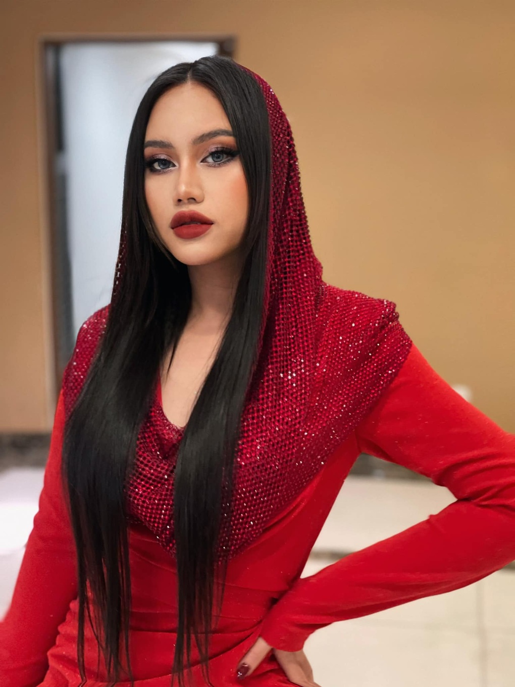 Sofia lên tiếng vụ dừng biểu diễn, bật khóc vì khán giả miệt thị ngoại ...
