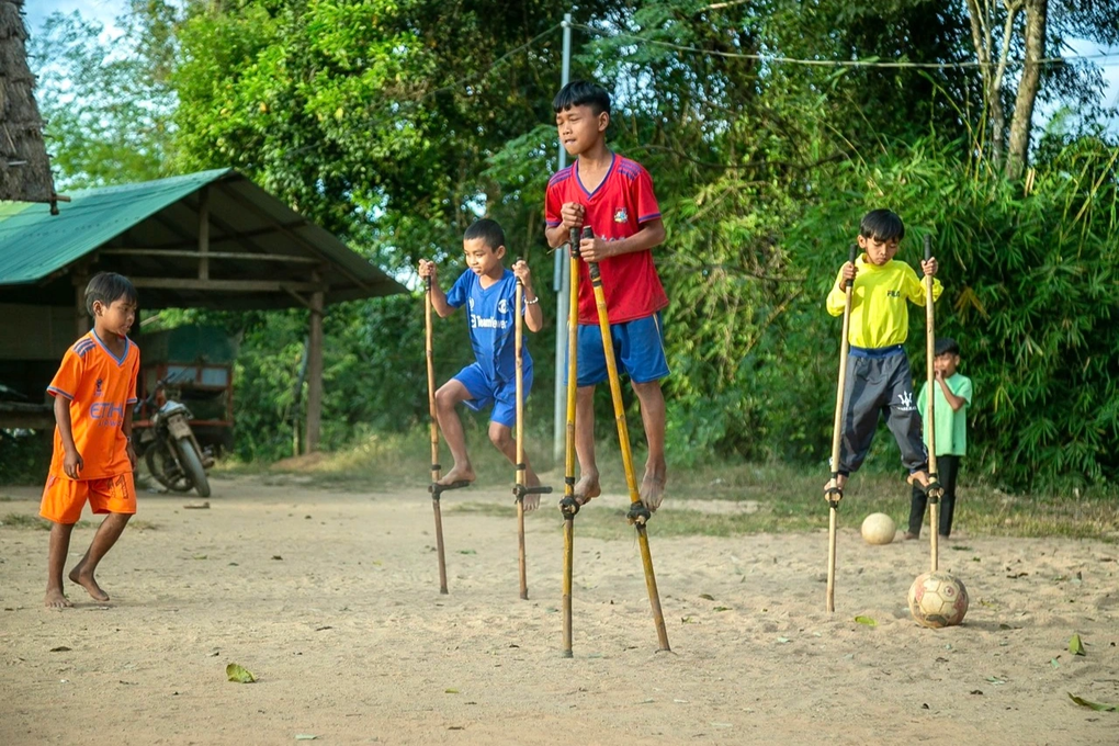 Độc đáo cả làng đi cà kheo ở Việt Nam | Báo Dân trí