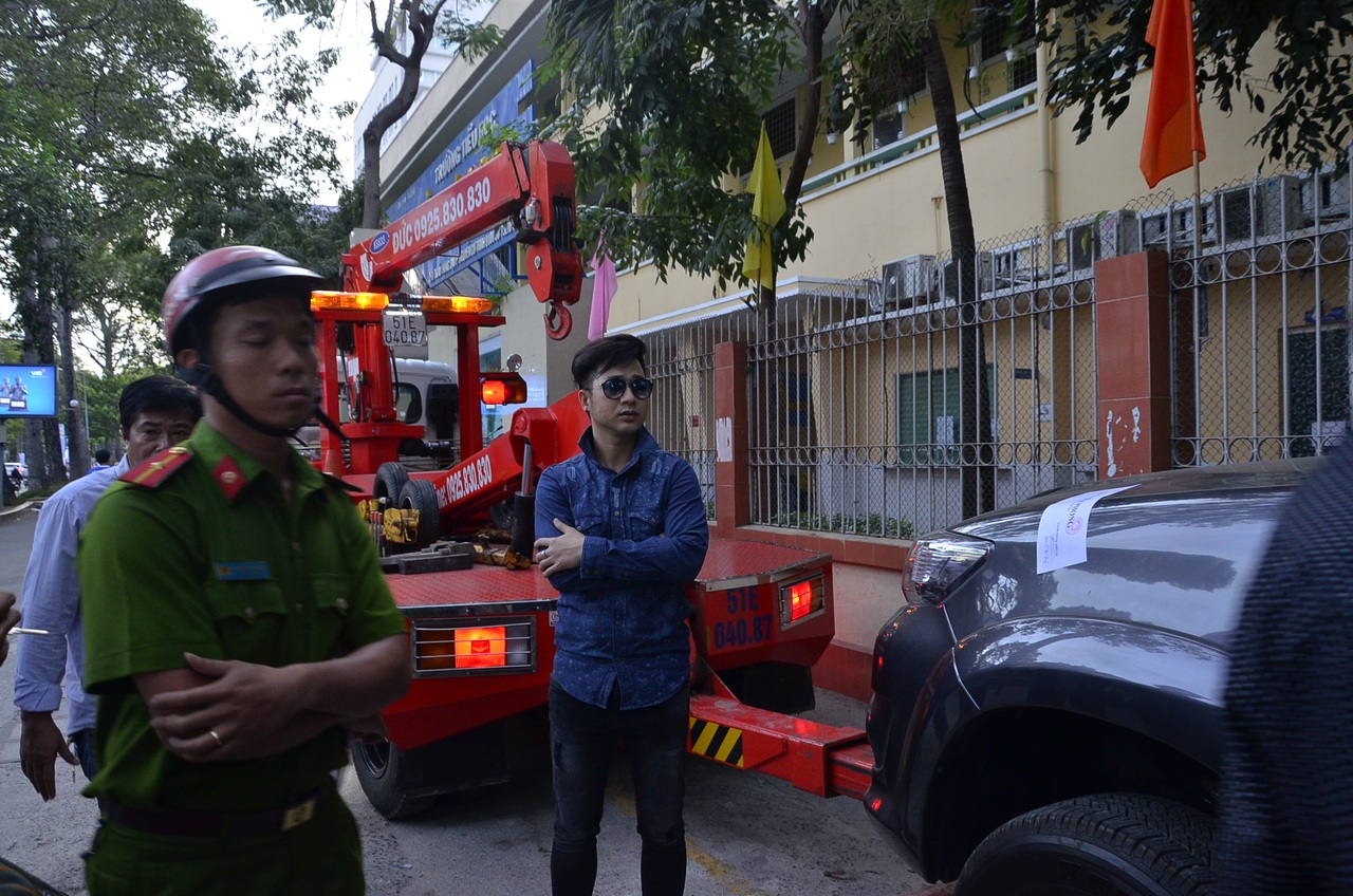 Xe của ca sĩ Quách Tuấn Du bị Phó Chủ tịch quận 1 “lệnh” cẩu đi | Báo ...