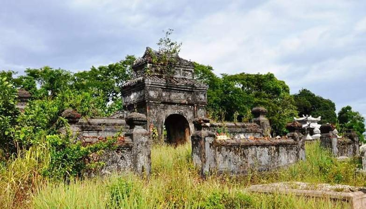 Lăng mộ mẹ vua Dục Đức bị kẻ gian đào tung nhà bia | Báo Dân trí