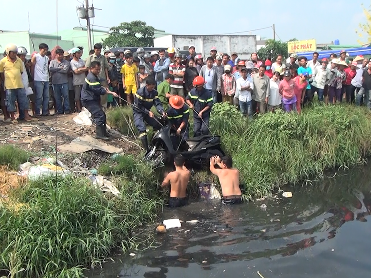 Phát hiện xe máy dưới kênh, “người nhái” mò tìm 1 tiếng không thấy chủ ...