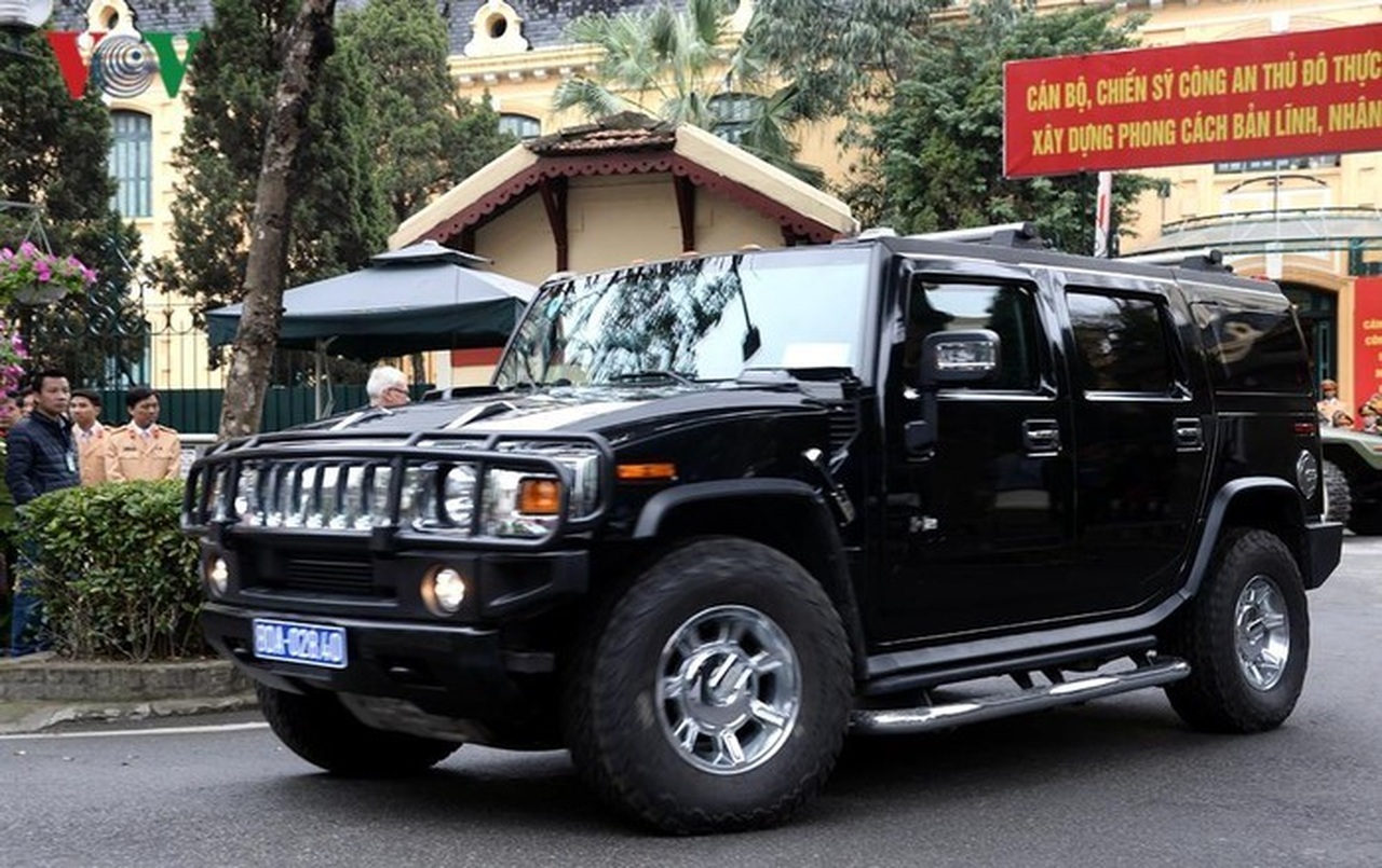 Cận cảnh xe Hummer chống đạn của Công an Hà Nội tại Hội nghị thượng ...