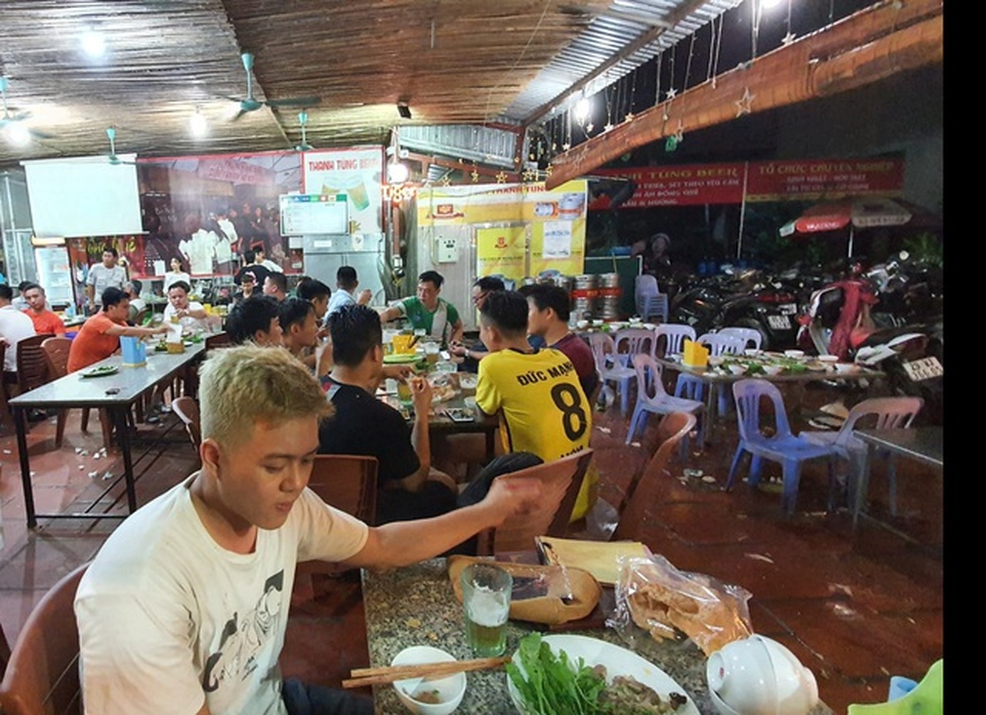 Bia hơi "nhạt như nước ốc", dân nhậu nghi pha thêm nước lọc | FICA