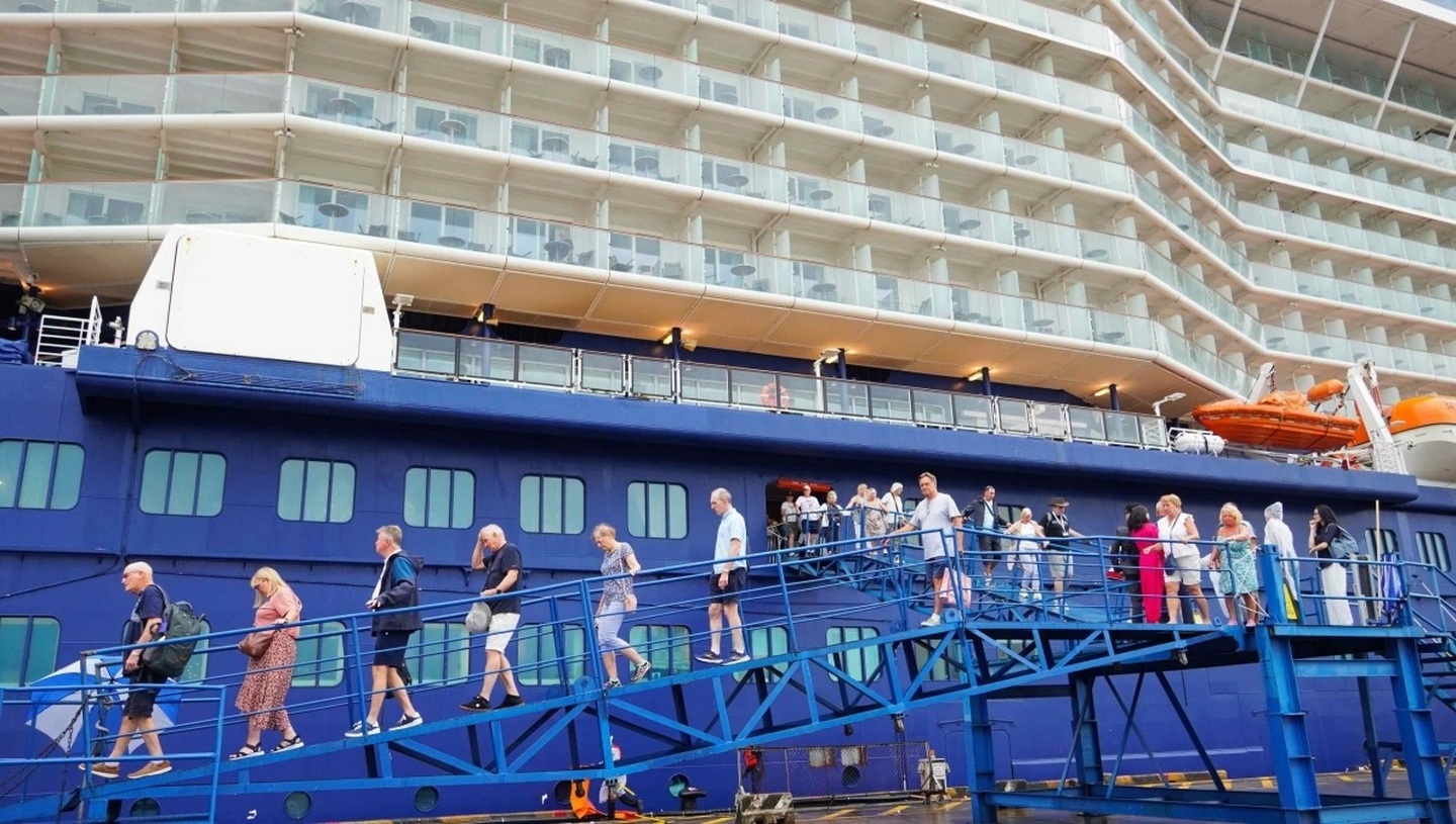 Celebrity Solstice brings 2,500 foreign visitors to Ho Chi Minh City | DTiNews
