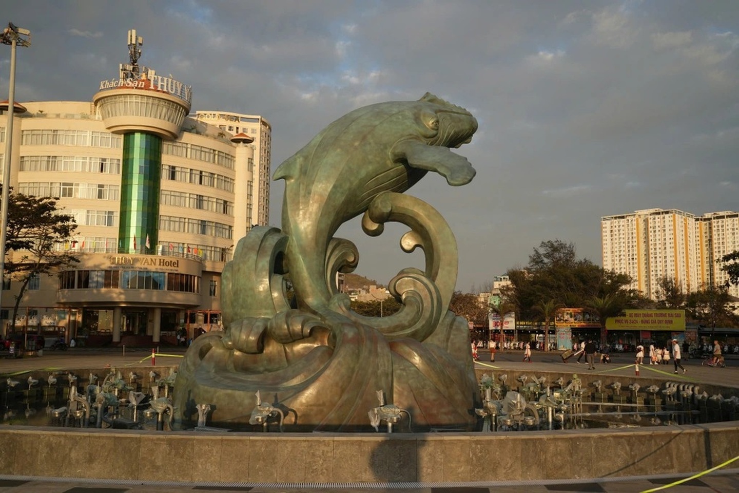 Vung Tau begins trial run of new whale statue