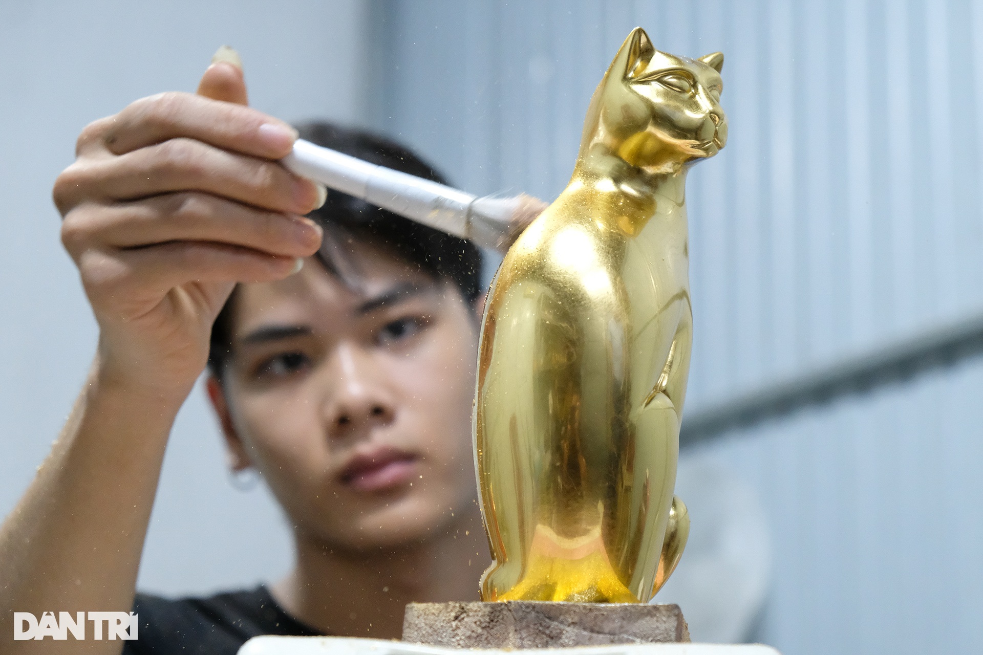 Chiêm ngưỡng linh vật mèo dát vàng 24k chào đón Tết Quý Mão 2023 | VOZ