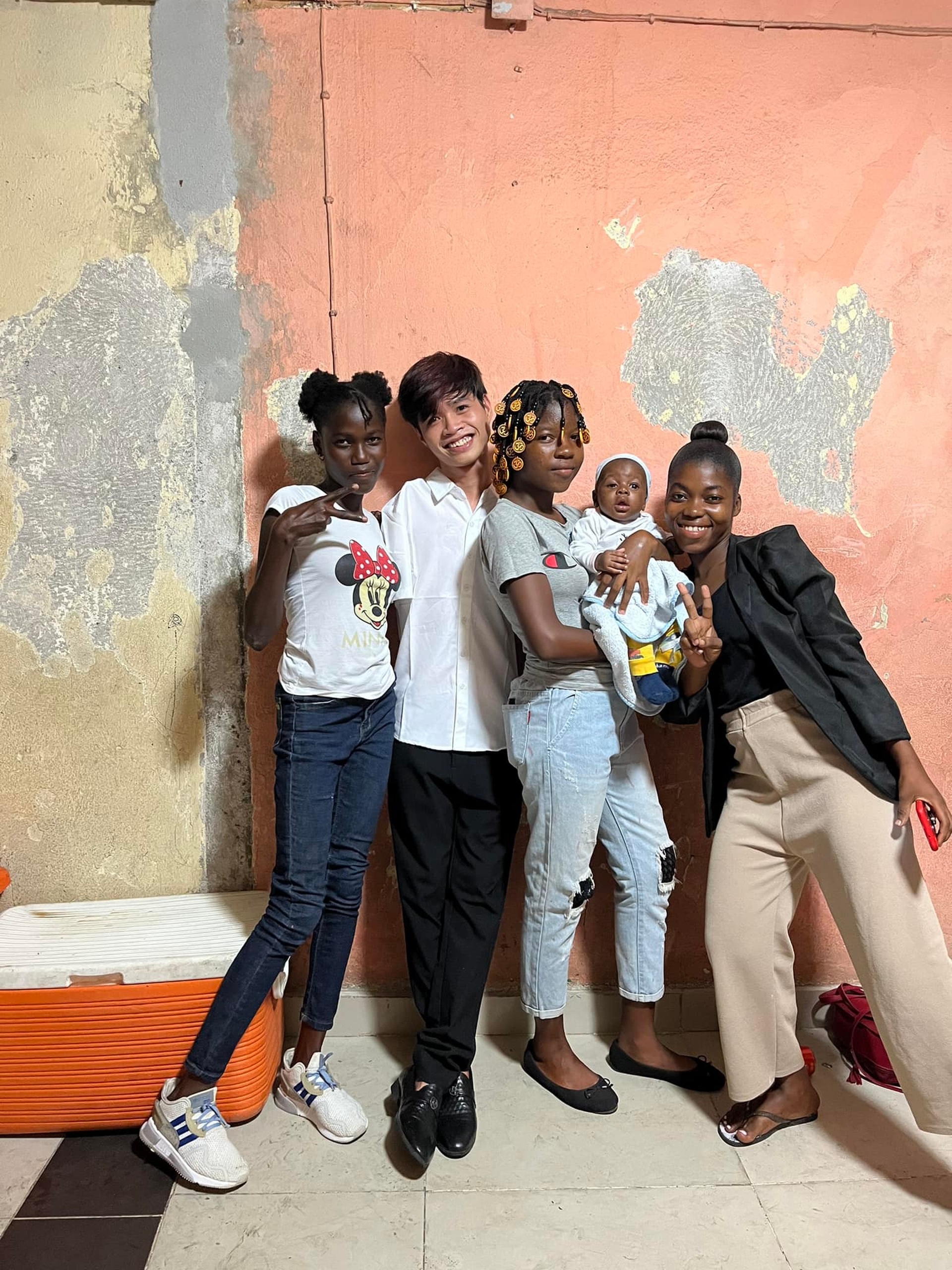 Không có tay, chàng trai 23 tuổi vẫn tốt nghiệp đại học, cưới vợ xinh | VOZ