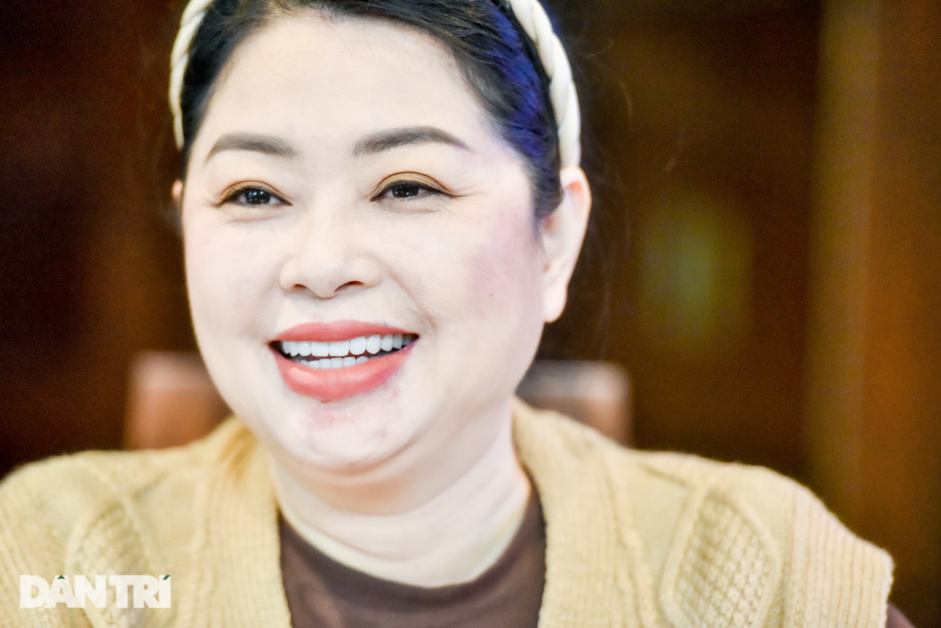 Thanh Tú mượn áo của mẹ, lái ô tô đến quay phim Đừng làm mẹ cáu