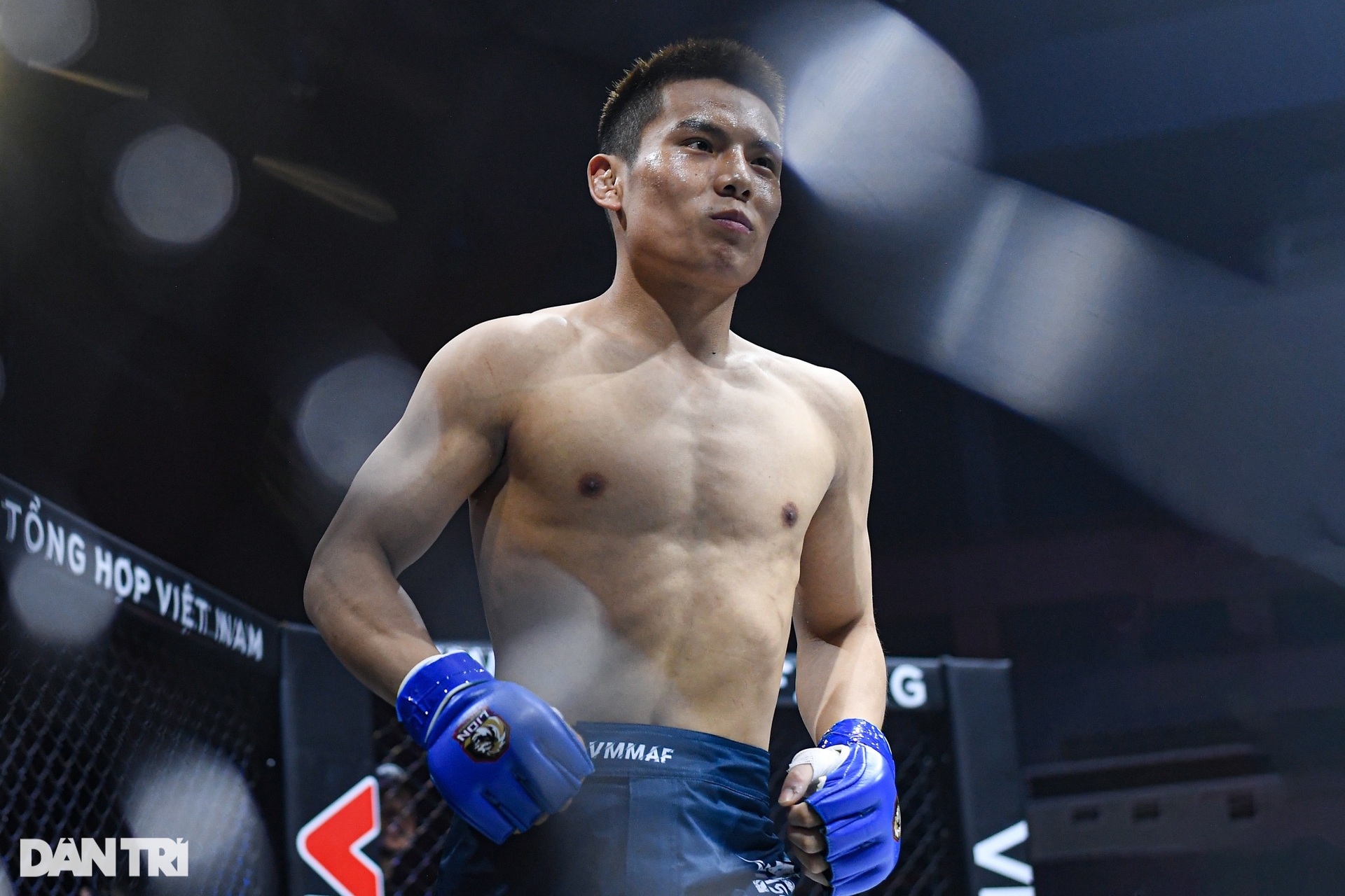 Khoảnh khắc Trần Quang Lộc hạ knock-out Lý Tiểu Long sau cú đấm liên hoàn | Báo Dân trí