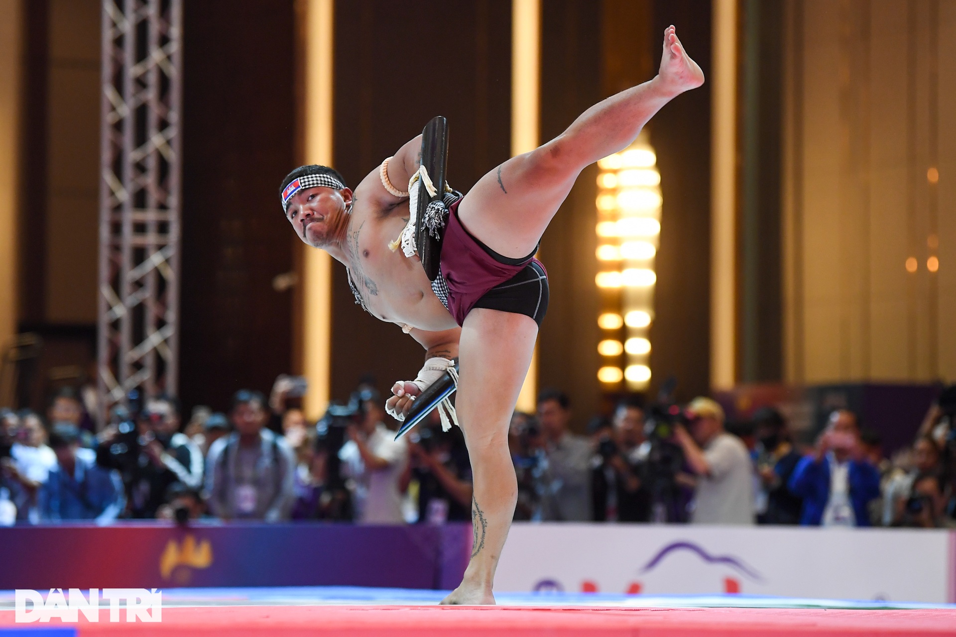 Võ sĩ chủ nhà gào thét chạy quanh sân, khẳng định sức mạnh môn Kun ...