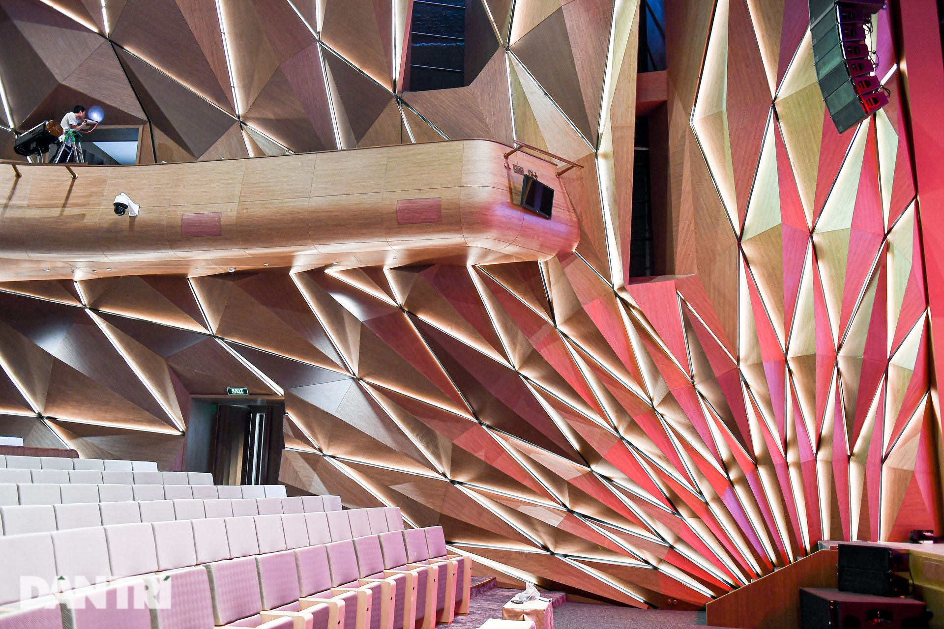 Cận cảnh nhà hát Hồ Gươm, có sân khấu hiện đại bậc nhất Đông Nam Á | VOZ