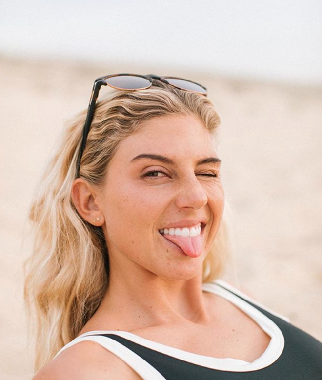 Sage Erickson: "Nữ hoàng" ngự trị các con sóng với thân hình bốc lửa ...