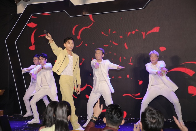 Isaac tái xuất và biểu diễn sôi động | Báo Dân trí