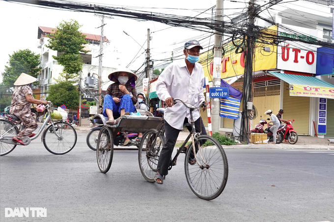 Nhọc nhằn những cuốc xe lôi tuổi xế chiều | Báo Dân trí