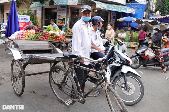 Nhọc nhằn những cuốc xe lôi tuổi xế chiều | Báo Dân trí