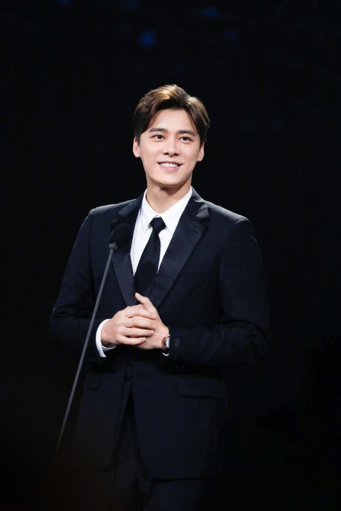 Lý Dịch Phong vướng nghi vấn mua dâm: Vừa phủ nhận đã gỡ bài | Báo Dân trí