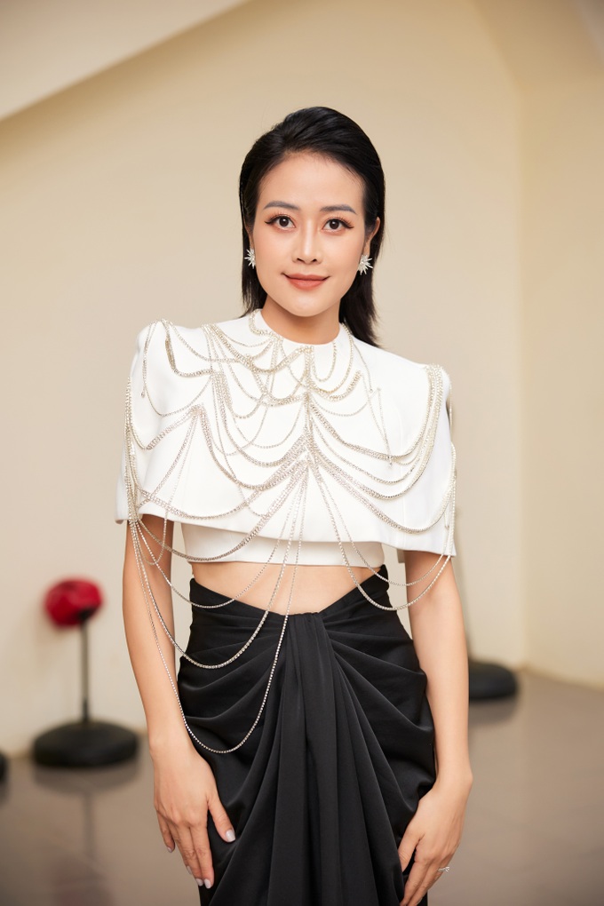 Tiết lộ hình ảnh hậu trường của MC Phí Linh VTV | Báo Dân trí