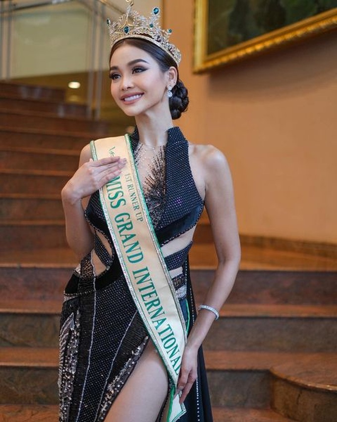 Hành động gây tranh cãi của Á hậu Miss Grand International Engfa Wahara ...