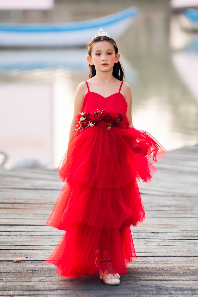 Nổi "da gà" với bộ sưu tập cổ trang trong show của siêu mẫu Xuân Lan ...