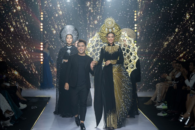 Đằng sau việc Hoa hậu Thiên Ân đội mấn mạ vàng và khung hơn 15kg để catwalk | Báo Dân trí