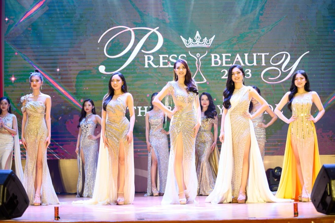 Từ cô gái tự ti và sợ sân khấu đến Hoa khôi Báo chí 2023 tài sắc vẹn toàn | Báo Dân trí